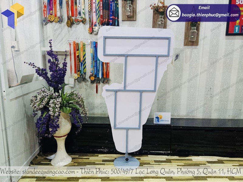 Bật mí 3 lưu ý khi thiết kế standee mô hình ly 2D